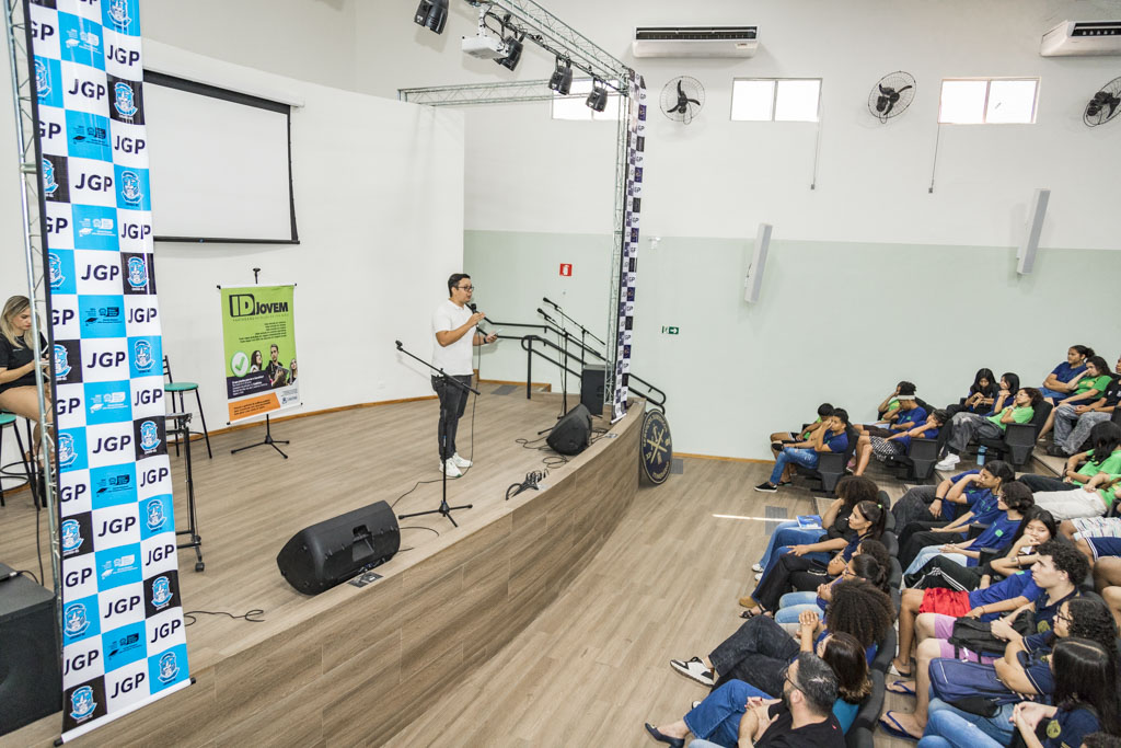 Prefeitura entrega 85 carteirinhas do ID Jovem a estudantes da escola JGP
