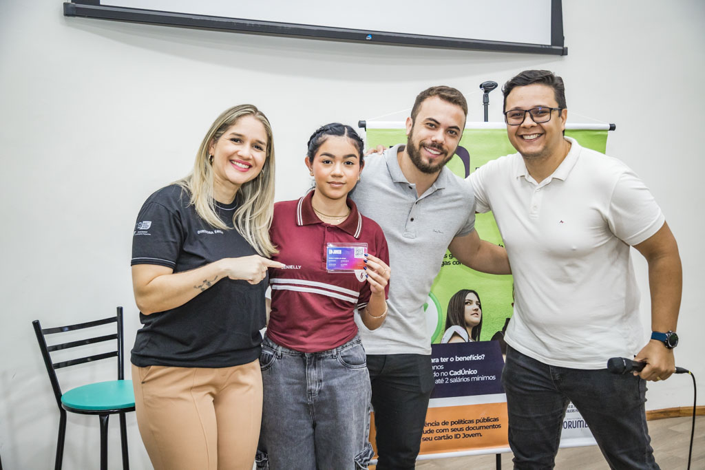Prefeitura entrega 85 carteirinhas do ID Jovem a estudantes da escola JGP