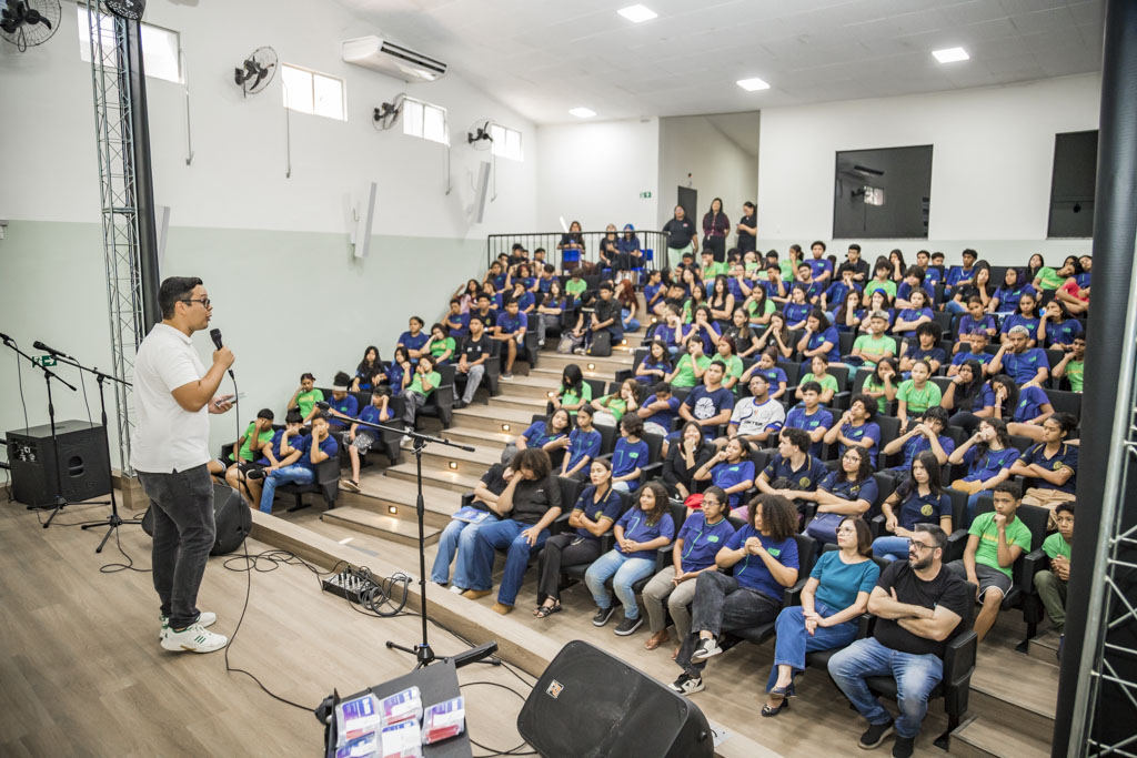 Prefeitura entrega 85 carteirinhas do ID Jovem a estudantes da escola JGP