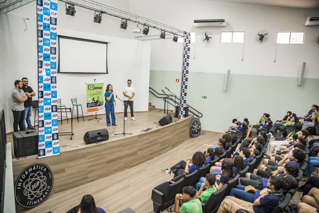 Prefeitura entrega 85 carteirinhas do ID Jovem a estudantes da escola JGP