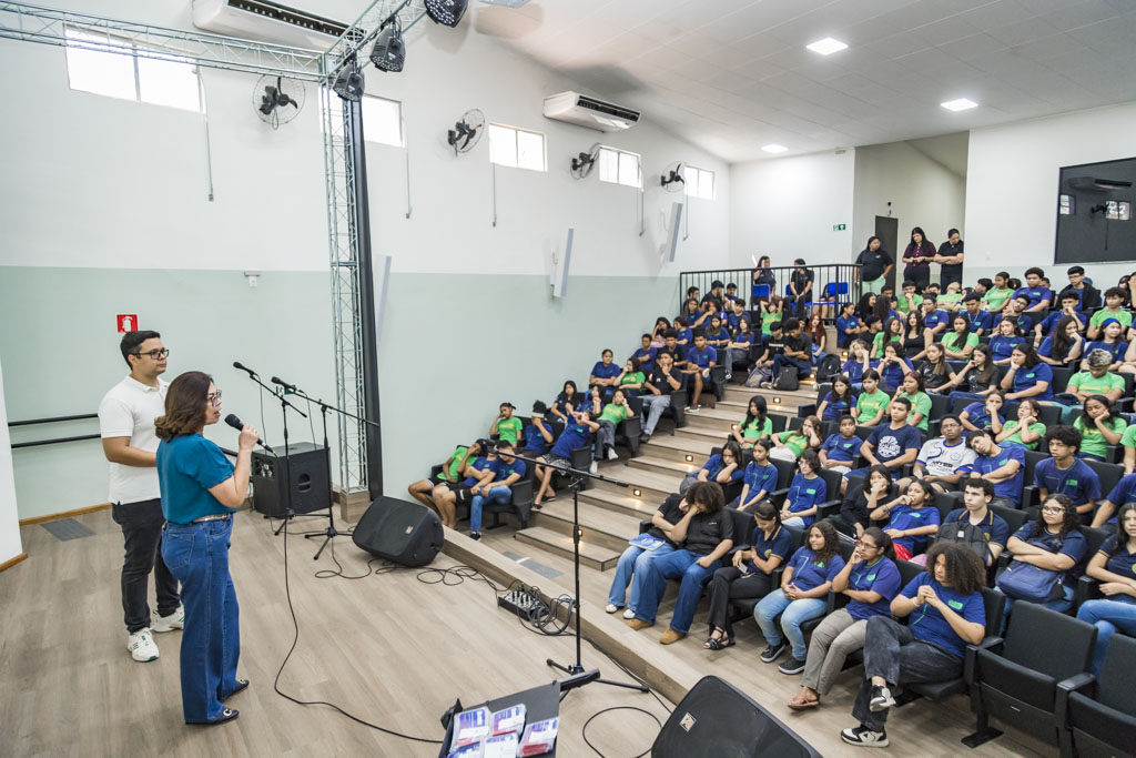 Prefeitura entrega 85 carteirinhas do ID Jovem a estudantes da escola JGP